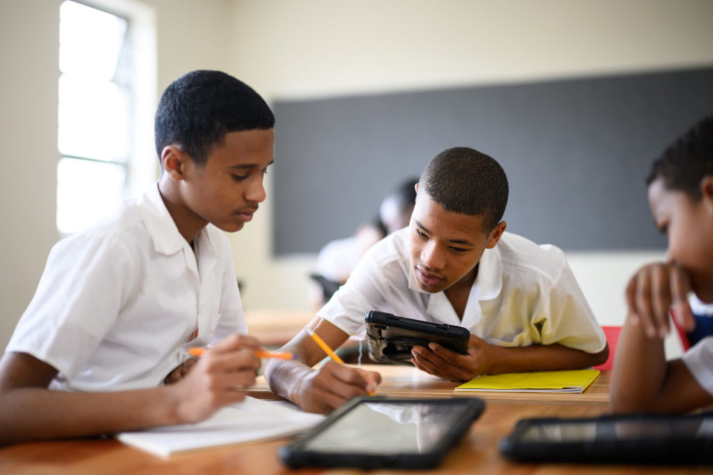 Enseignement: Le défi de connecter toutes les écoles du monde à ...